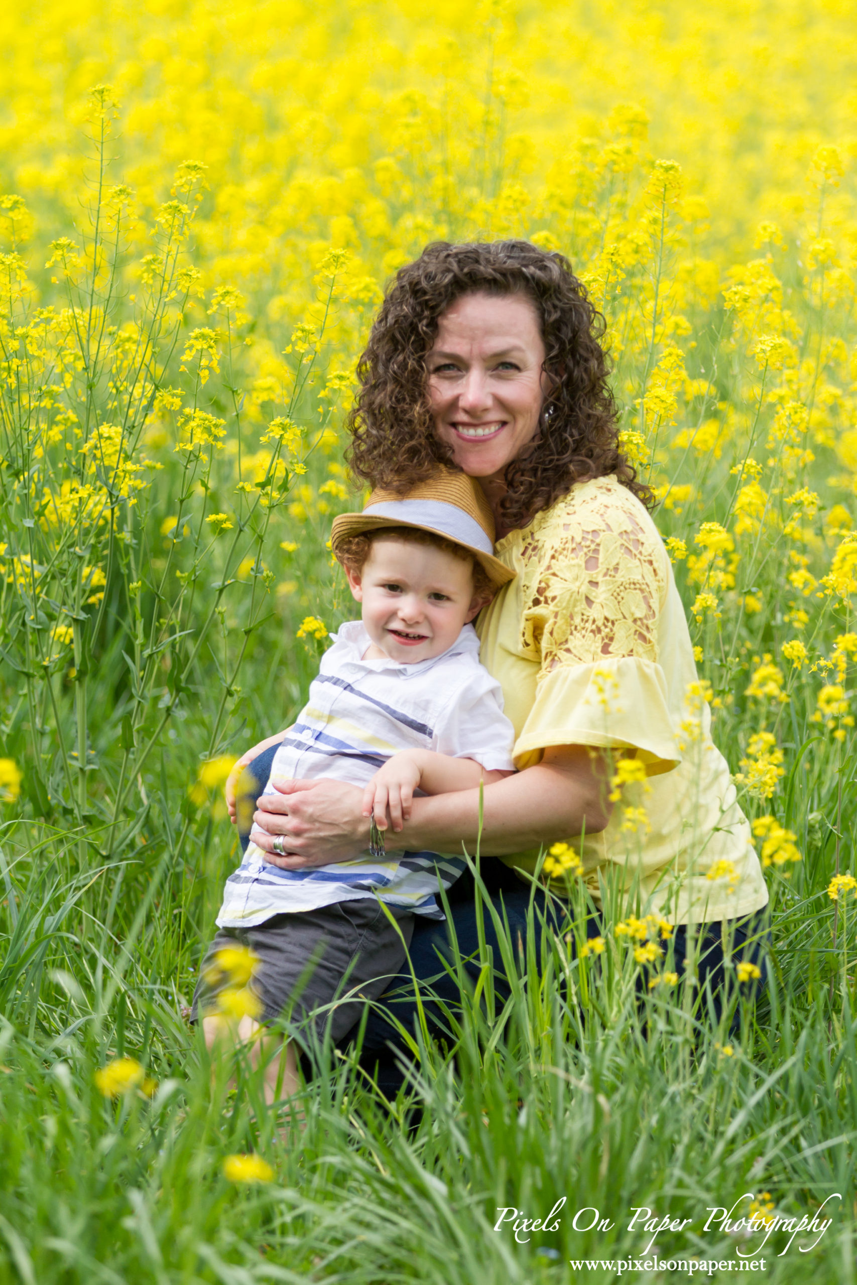 Intimate Outdoor Spring Family Portraits Among Wild Mustard ...