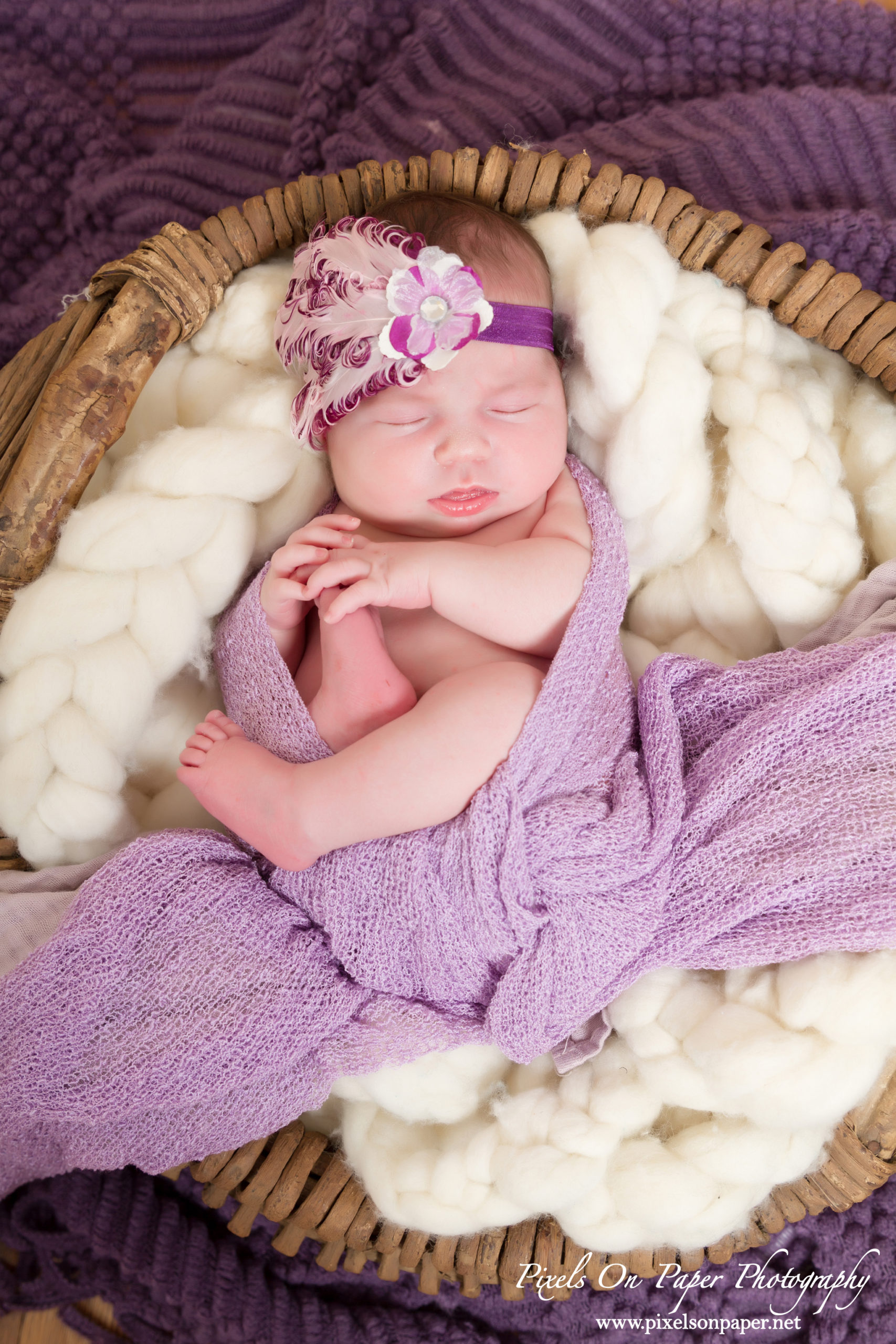 Newborn portrait session with themes and colors | pixelsonpaperblog.com