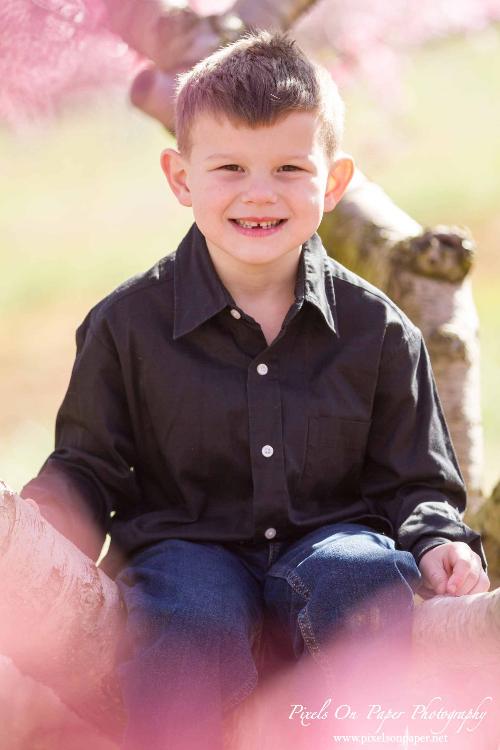 Holbrook Family – Spring portrait photos | pixelsonpaperblog.com