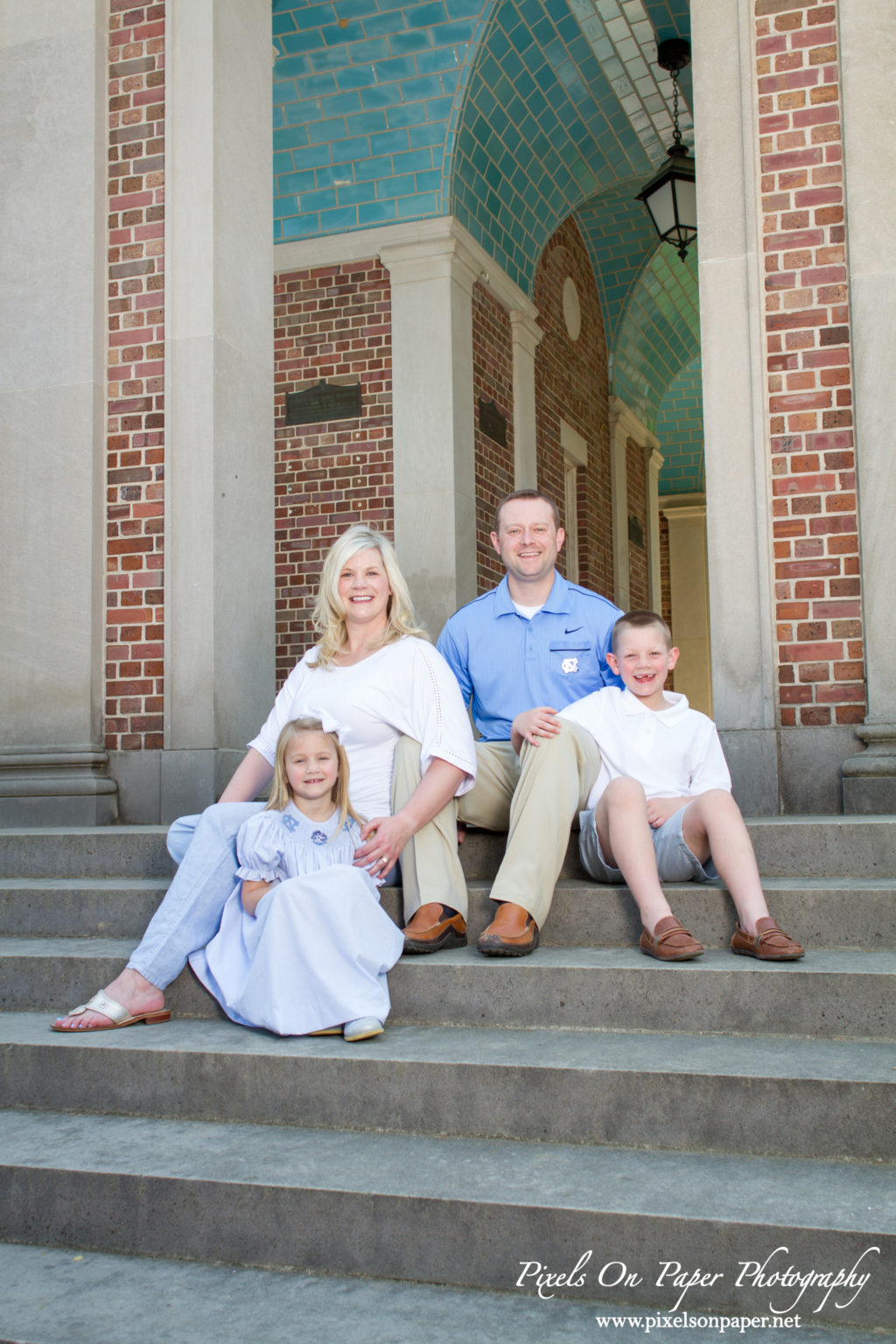 pixelsonpaperblog.com Meade Family Outdoor Family Portrait Photos ...